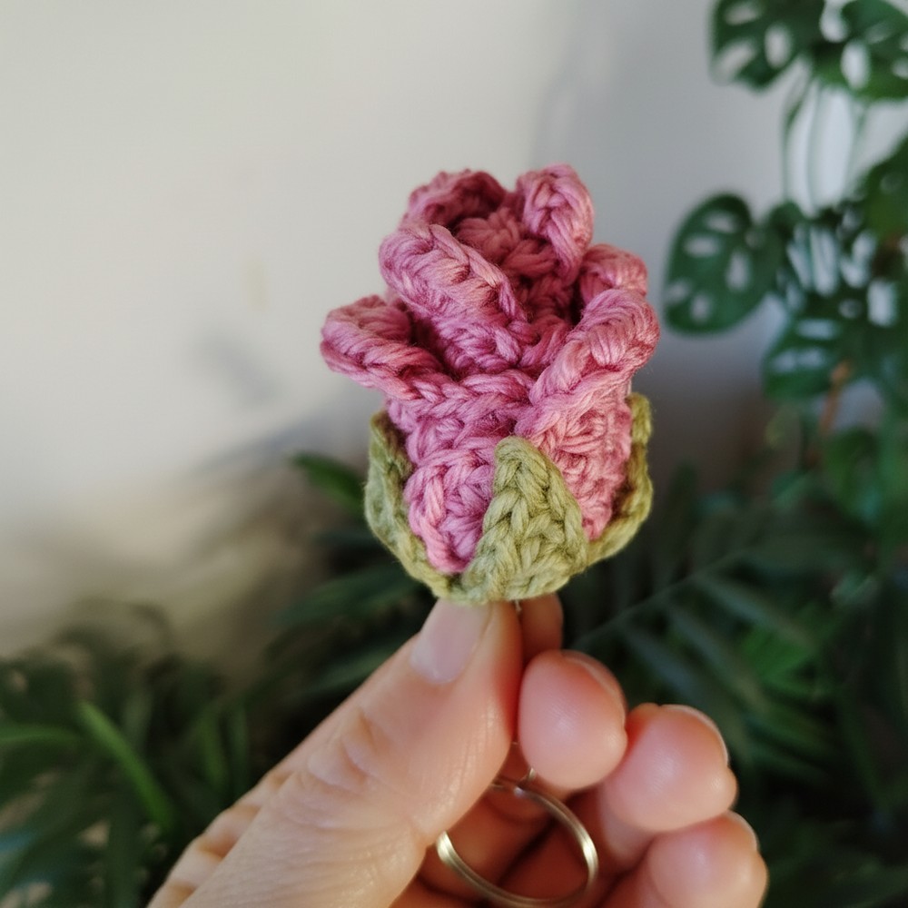 Free Crochet Rose Keychain Pattern for Elegant Accessories - Amigurumie